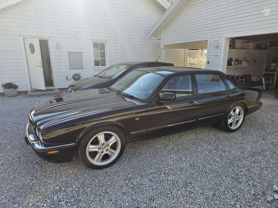 Melns Jaguar XJR 1998 Naujoji Akmenė, ar dzinēja tilpumu 4.00 L un nobraukumu 244 tūkst. km par 7000 €, foto 1 vietnē AUTOMOTO.COM.LV