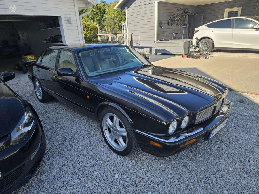Melns Jaguar XJR 1998 Naujoji Akmenė, ar dzinēja tilpumu 4.00 L un nobraukumu 244 tūkst. km par 7000 €, foto 3 vietnē AUTOMOTO.COM.LV
