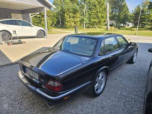 Melns Jaguar XJR 1998 Naujoji Akmenė, ar dzinēja tilpumu 4.00 L un nobraukumu 244 tūkst. km par 7000 €, foto 4 vietnē AUTOMOTO.COM.LV