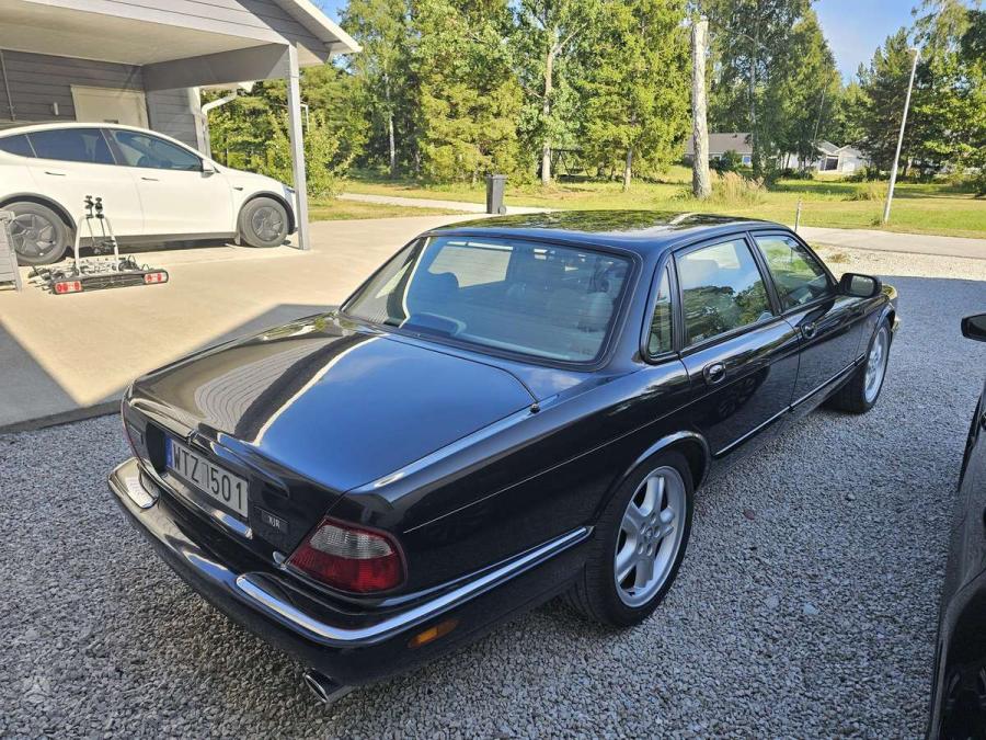 Melns Jaguar XJR 1998 Naujoji Akmenė, ar dzinēja tilpumu 4.00 L un nobraukumu 244 tūkst. km par 7000 €, foto 4 vietnē AUTOMOTO.COM.LV