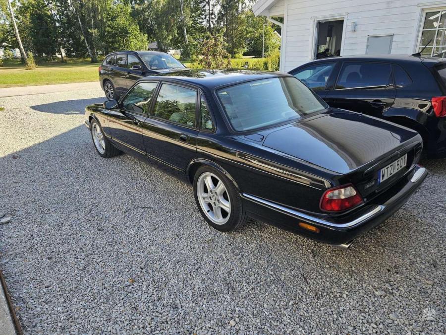 Melns Jaguar XJR 1998 Naujoji Akmenė, ar dzinēja tilpumu 4.00 L un nobraukumu 244 tūkst. km par 7000 €, foto 5 vietnē AUTOMOTO.COM.LV