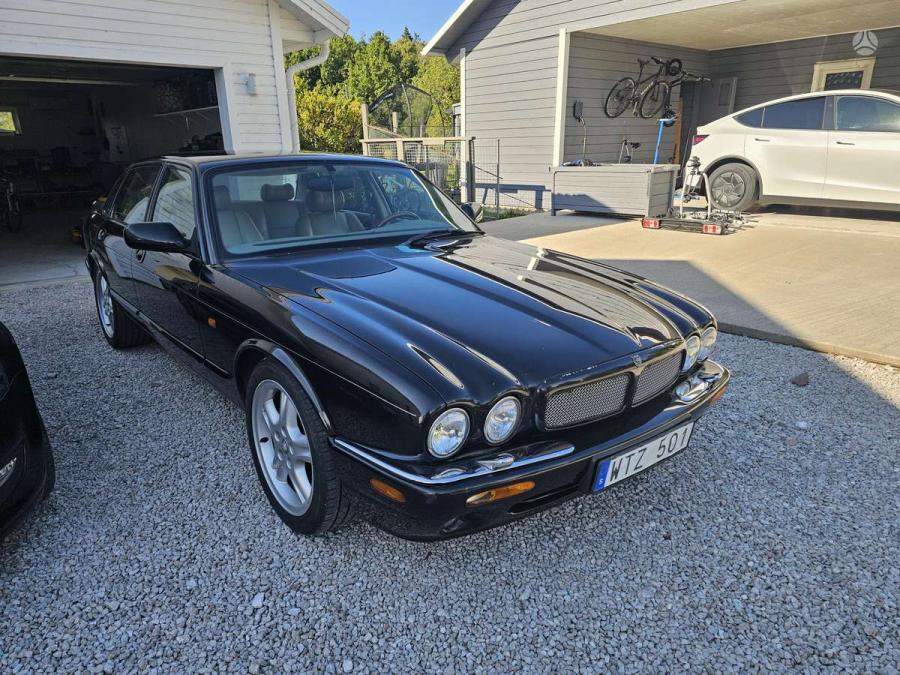 Melns Jaguar XJR 1998 Naujoji Akmenė, ar dzinēja tilpumu 4.00 L un nobraukumu 244 tūkst. km par 7000 €, foto 6 vietnē AUTOMOTO.COM.LV