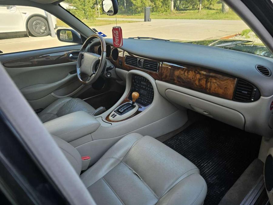Melns Jaguar XJR 1998 Naujoji Akmenė, ar dzinēja tilpumu 4.00 L un nobraukumu 244 tūkst. km par 7000 €, foto 7 vietnē AUTOMOTO.COM.LV