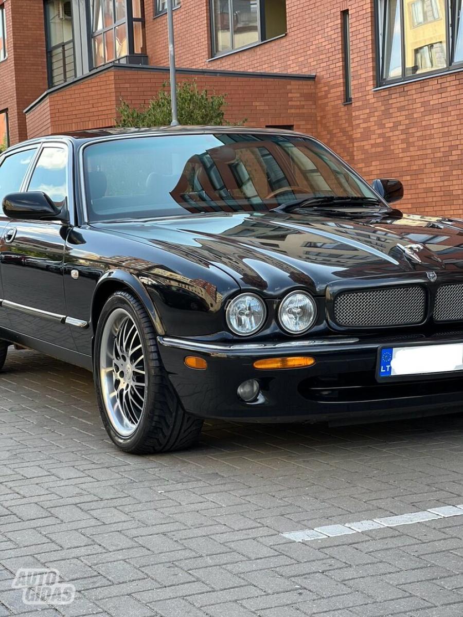 Melns Jaguar XJR 2001 Viļņa, ar dzinēja tilpumu 4.00 L un nobraukumu 100 tūkst. km par 2990 €, foto 1 vietnē AUTOMOTO.COM.LV