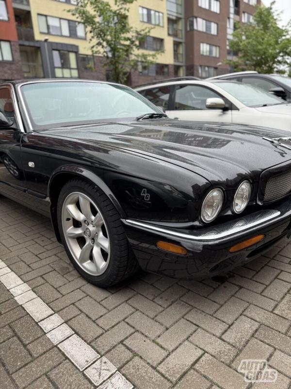 Melns Jaguar XJR 2001 Viļņa, ar dzinēja tilpumu 4.00 L un nobraukumu 100 tūkst. km par 2990 €, foto 2 vietnē AUTOMOTO.COM.LV