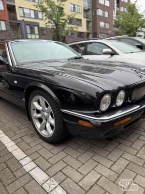 Melns Jaguar XJR 2001 Viļņa, ar dzinēja tilpumu 4.00 L un nobraukumu 100 tūkst. km par 2990 €, foto 3 vietnē AUTOMOTO.COM.LV