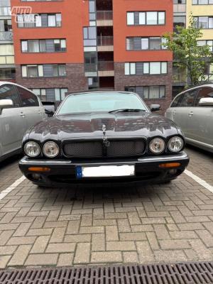 Melns Jaguar XJR 2001 Viļņa, ar dzinēja tilpumu 4.00 L un nobraukumu 100 tūkst. km par 2990 €, foto 4 vietnē AUTOMOTO.COM.LV