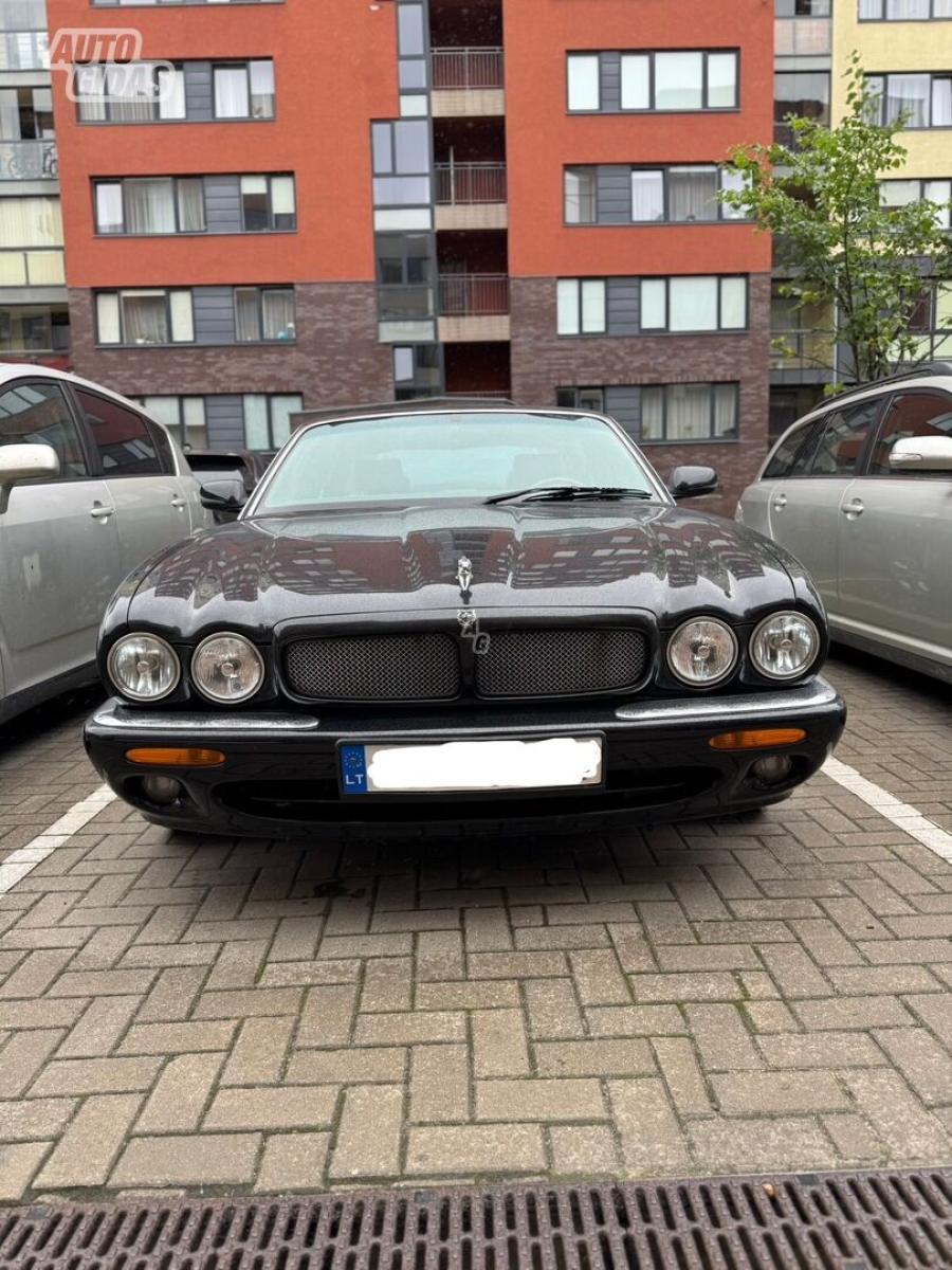 Melns Jaguar XJR 2001 Viļņa, ar dzinēja tilpumu 4.00 L un nobraukumu 100 tūkst. km par 2990 €, foto 4 vietnē AUTOMOTO.COM.LV