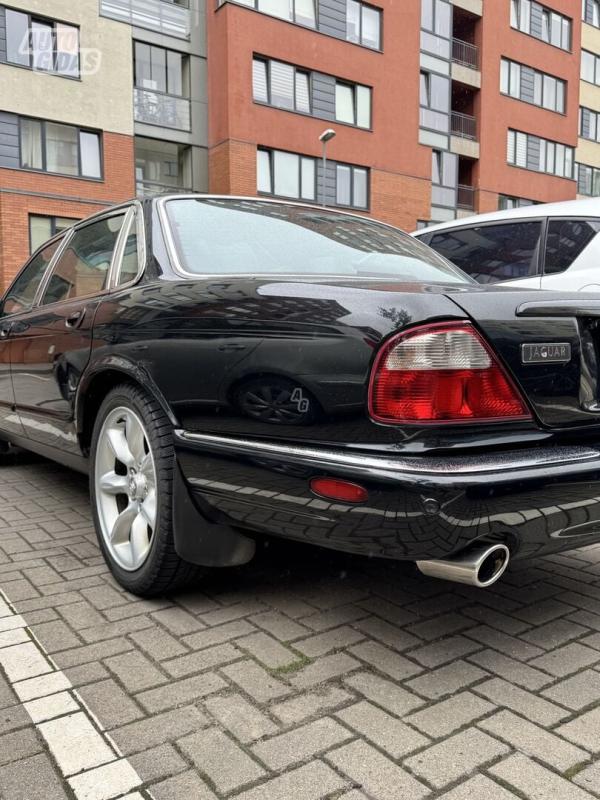 Melns Jaguar XJR 2001 Viļņa, ar dzinēja tilpumu 4.00 L un nobraukumu 100 tūkst. km par 2990 €, foto 5 vietnē AUTOMOTO.COM.LV