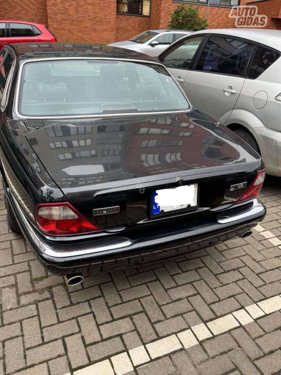 Melns Jaguar XJR 2001 Viļņa, ar dzinēja tilpumu 4.00 L un nobraukumu 100 tūkst. km par 2990 €, foto 7 vietnē AUTOMOTO.COM.LV