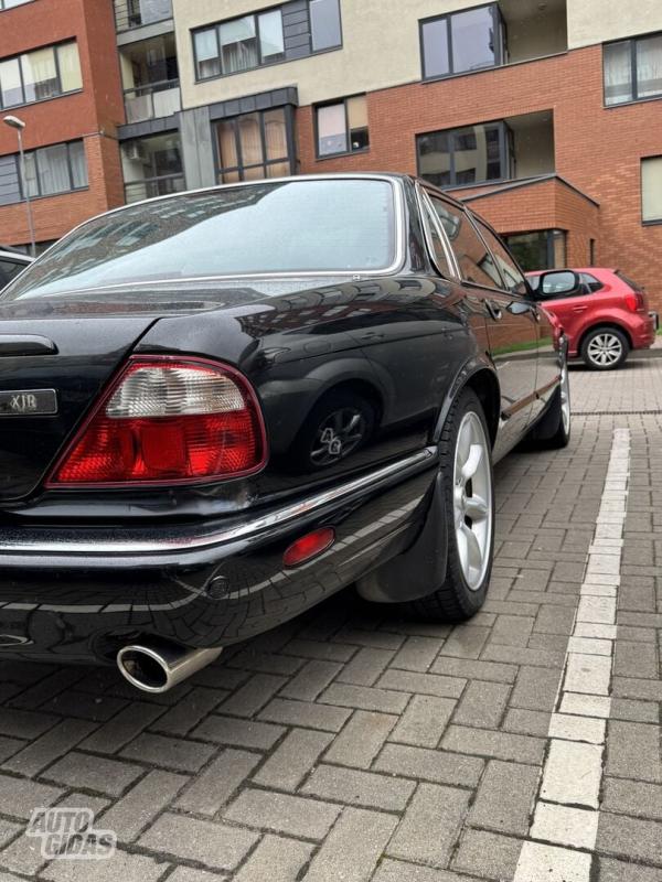 Melns Jaguar XJR 2001 Viļņa, ar dzinēja tilpumu 4.00 L un nobraukumu 100 tūkst. km par 2990 €, foto 7 vietnē AUTOMOTO.COM.LV