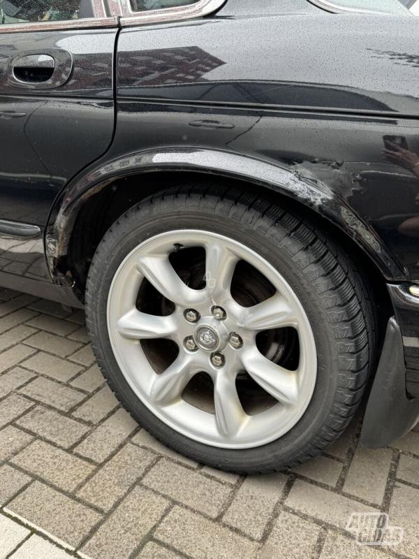 Melns Jaguar XJR 2001 Viļņa, ar dzinēja tilpumu 4.00 L un nobraukumu 100 tūkst. km par 2990 €, foto 8 vietnē AUTOMOTO.COM.LV