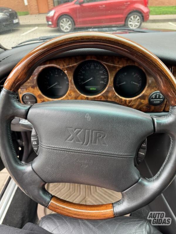 Melns Jaguar XJR 2001 Viļņa, ar dzinēja tilpumu 4.00 L un nobraukumu 100 tūkst. km par 2990 €, foto 10 vietnē AUTOMOTO.COM.LV