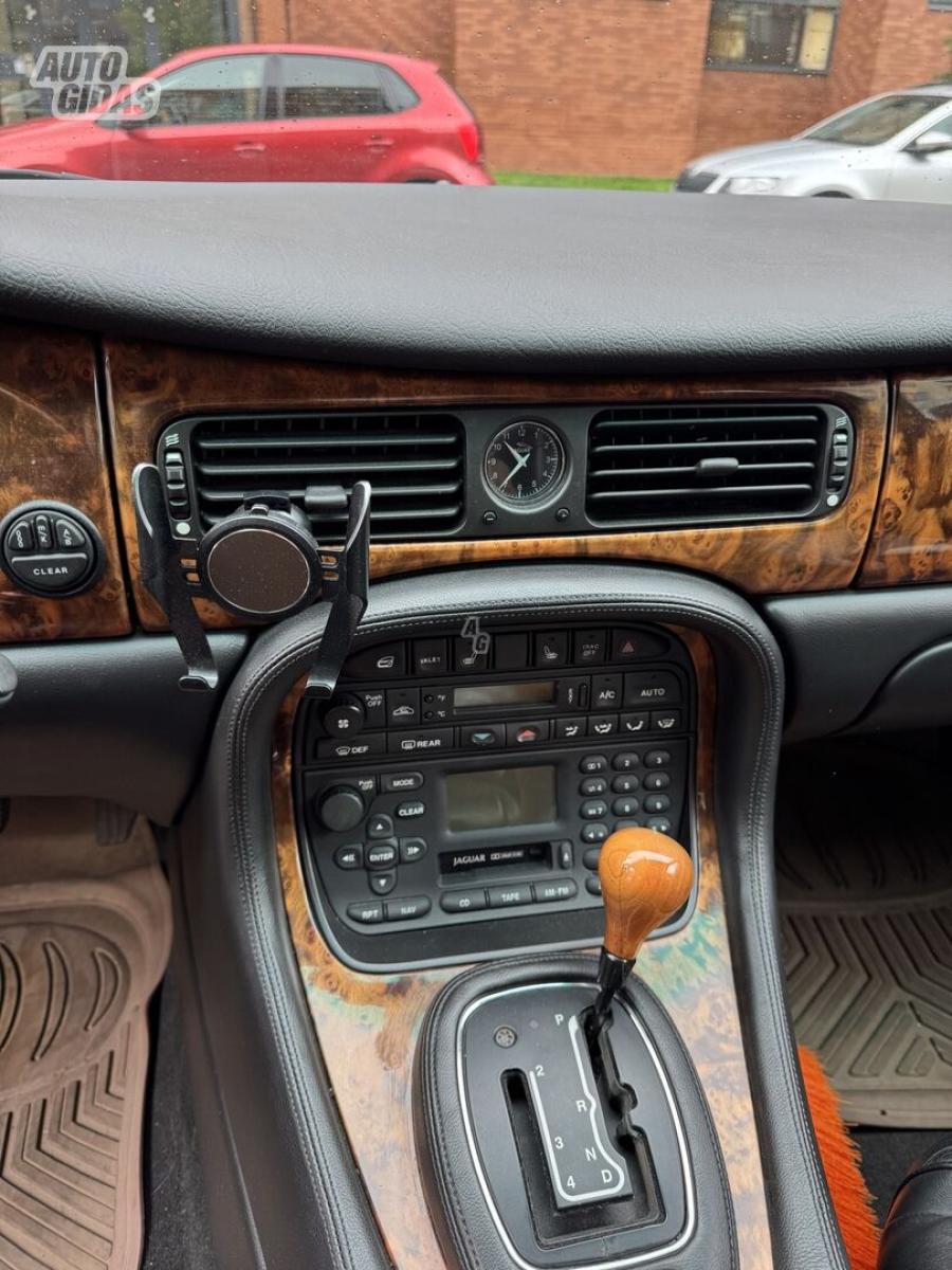 Melns Jaguar XJR 2001 Viļņa, ar dzinēja tilpumu 4.00 L un nobraukumu 100 tūkst. km par 2990 €, foto 12 vietnē AUTOMOTO.COM.LV