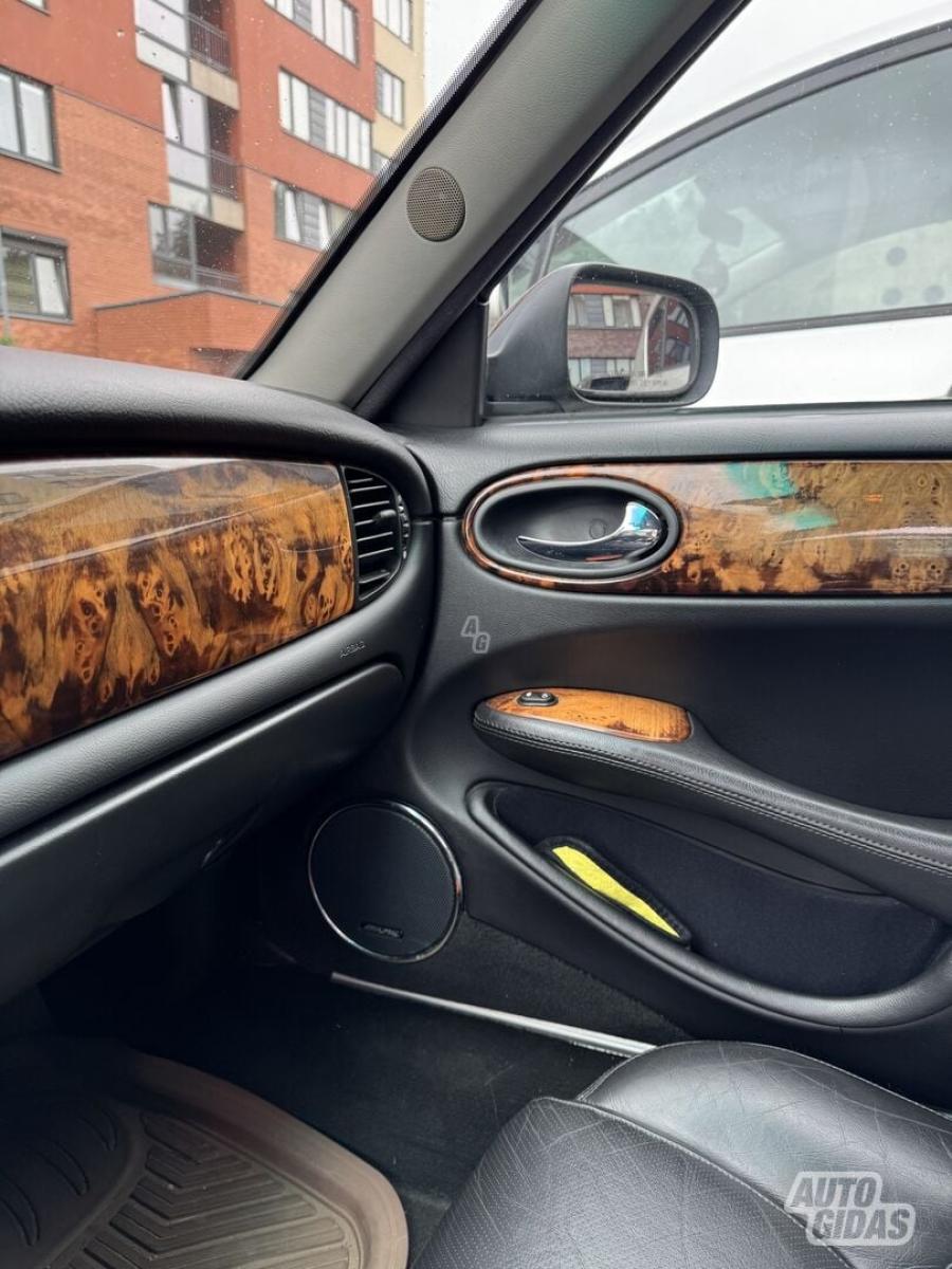 Melns Jaguar XJR 2001 Viļņa, ar dzinēja tilpumu 4.00 L un nobraukumu 100 tūkst. km par 2990 €, foto 13 vietnē AUTOMOTO.COM.LV