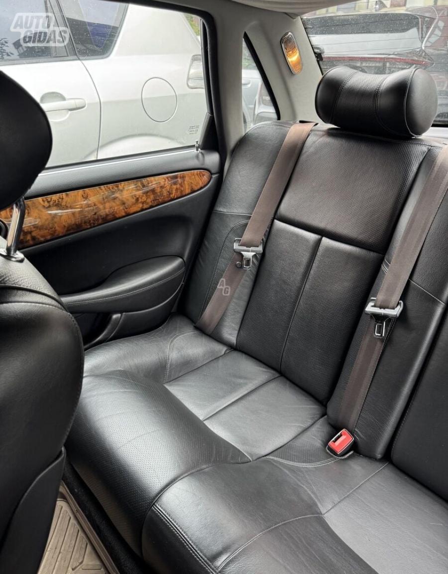 Melns Jaguar XJR 2001 Viļņa, ar dzinēja tilpumu 4.00 L un nobraukumu 100 tūkst. km par 2990 €, foto 14 vietnē AUTOMOTO.COM.LV