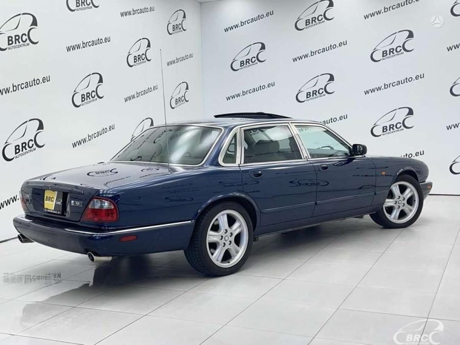 Blue Jaguar XJR 1998 in Vilnius, with an engine capacity of 4.00 L and mileage of 191 thousand km for 7500 €, photo 4 on AUTOMOTO.COM.LV