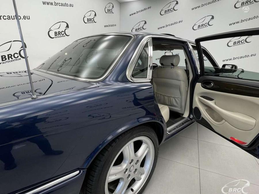 Blue Jaguar XJR 1998 in Vilnius, with an engine capacity of 4.00 L and mileage of 191 thousand km for 7500 €, photo 15 on AUTOMOTO.COM.LV