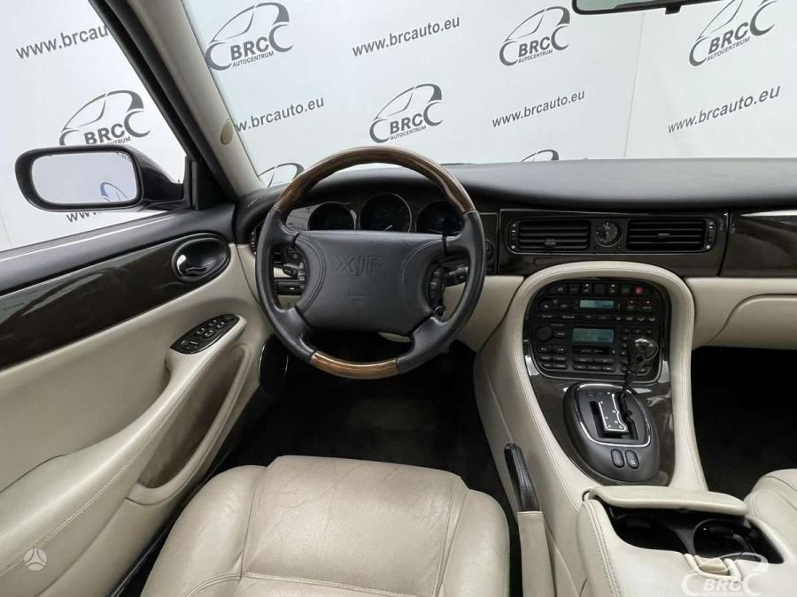 Blue Jaguar XJR 1998 in Vilnius, with an engine capacity of 4.00 L and mileage of 191 thousand km for 7500 €, photo 16 on AUTOMOTO.COM.LV