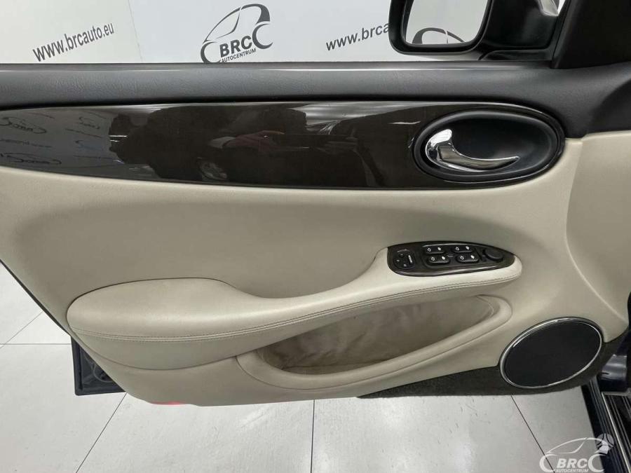 Blue Jaguar XJR 1998 in Vilnius, with an engine capacity of 4.00 L and mileage of 191 thousand km for 7500 €, photo 21 on AUTOMOTO.COM.LV