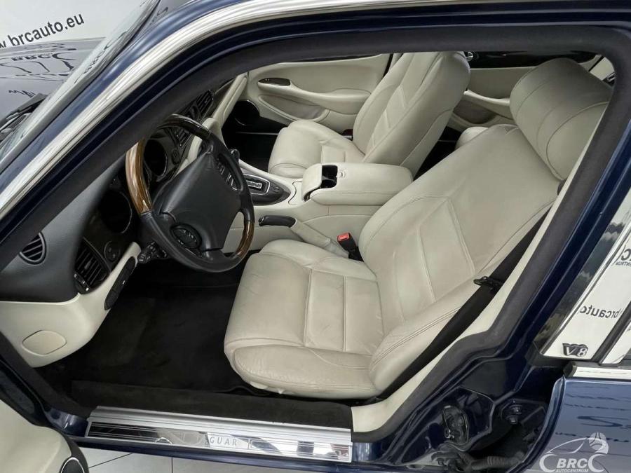 Blue Jaguar XJR 1998 in Vilnius, with an engine capacity of 4.00 L and mileage of 191 thousand km for 7500 €, photo 22 on AUTOMOTO.COM.LV