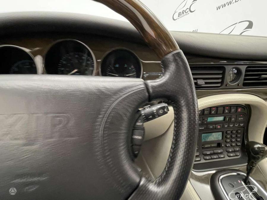 Blue Jaguar XJR 1998 in Vilnius, with an engine capacity of 4.00 L and mileage of 191 thousand km for 7500 €, photo 31 on AUTOMOTO.COM.LV
