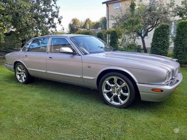 Grey Jaguar XJR 2000 in Vilnius, with an engine capacity of 4.00 L and mileage of 97 thousand km for 15000 €, photo 3 on AUTOMOTO.COM.LV