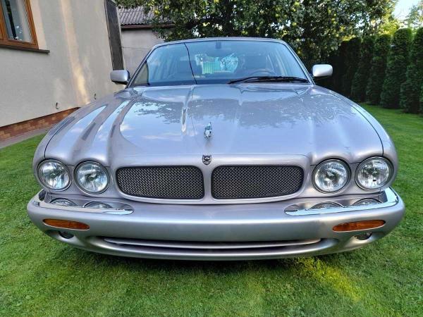 Grey Jaguar XJR 2000 in Vilnius, with an engine capacity of 4.00 L and mileage of 97 thousand km for 15000 €, photo 4 on AUTOMOTO.COM.LV