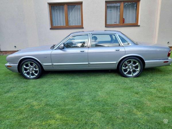Grey Jaguar XJR 2000 in Vilnius, with an engine capacity of 4.00 L and mileage of 97 thousand km for 15000 €, photo 6 on AUTOMOTO.COM.LV