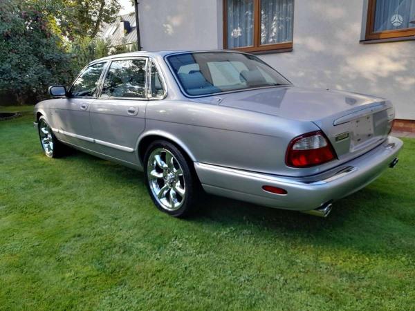 Grey Jaguar XJR 2000 in Vilnius, with an engine capacity of 4.00 L and mileage of 97 thousand km for 15000 €, photo 8 on AUTOMOTO.COM.LV