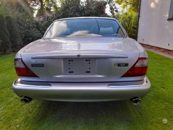 Grey Jaguar XJR 2000 in Vilnius, with an engine capacity of 4.00 L and mileage of 97 thousand km for 15000 €, photo 9 on AUTOMOTO.COM.LV