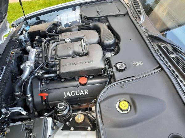 Grey Jaguar XJR 2000 in Vilnius, with an engine capacity of 4.00 L and mileage of 97 thousand km for 15000 €, photo 10 on AUTOMOTO.COM.LV