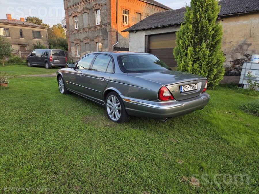Grey Jaguar XJR 2004 in Riga, with an engine capacity of 4.20 L and mileage of 235 thousand km for 15900 €, photo 3 on AUTOMOTO.COM.LV