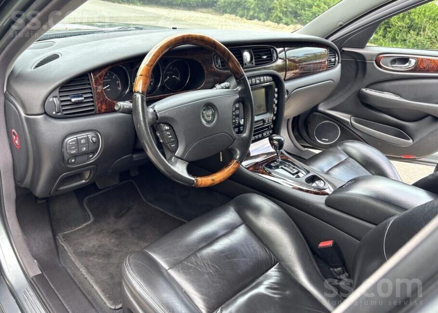 Grey Jaguar XJR 2004 in Riga, with an engine capacity of 4.20 L and mileage of 235 thousand km for 15900 €, photo 5 on AUTOMOTO.COM.LV