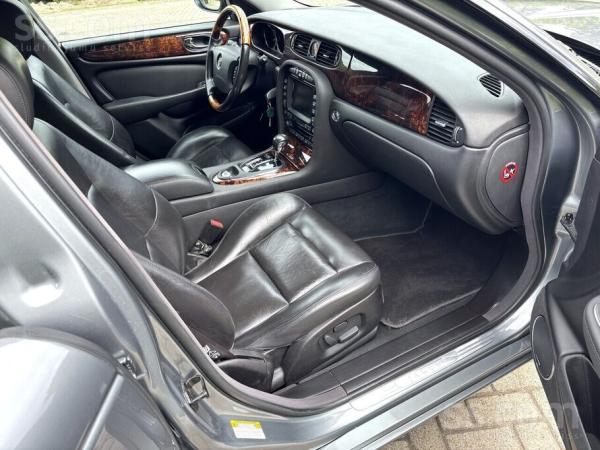 Grey Jaguar XJR 2004 in Riga, with an engine capacity of 4.20 L and mileage of 235 thousand km for 15900 €, photo 6 on AUTOMOTO.COM.LV