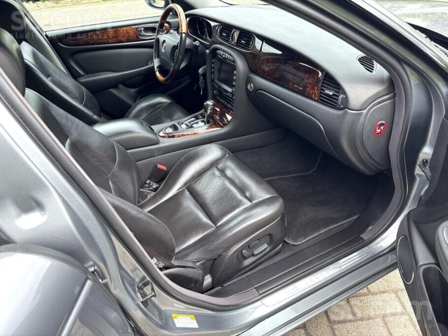 Grey Jaguar XJR 2004 in Riga, with an engine capacity of 4.20 L and mileage of 235 thousand km for 15900 €, photo 7 on AUTOMOTO.COM.LV