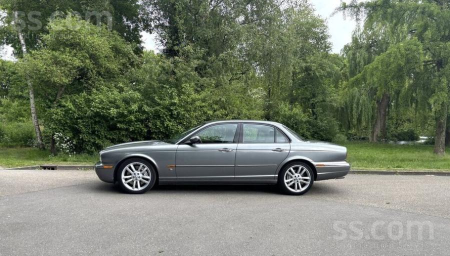 Grey Jaguar XJR 2004 in Riga, with an engine capacity of 4.20 L and mileage of 235 thousand km for 15900 €, photo 15 on AUTOMOTO.COM.LV