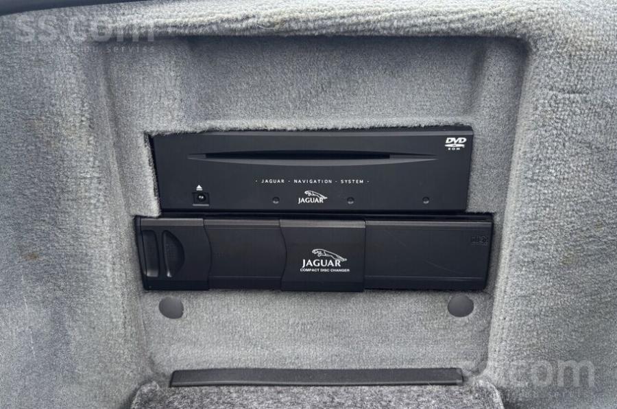 Grey Jaguar XJR 2004 in Riga, with an engine capacity of 4.20 L and mileage of 235 thousand km for 15900 €, photo 16 on AUTOMOTO.COM.LV