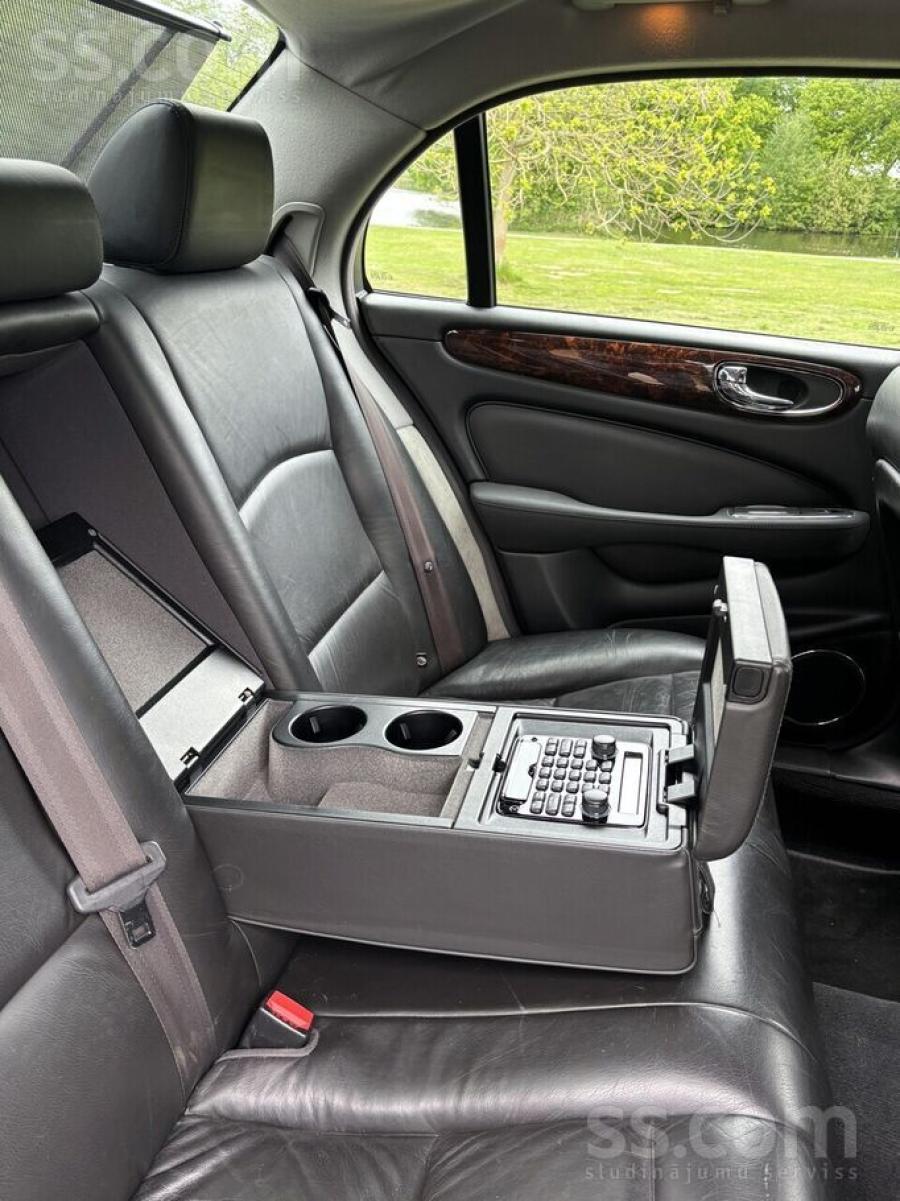 Grey Jaguar XJR 2004 in Riga, with an engine capacity of 4.20 L and mileage of 235 thousand km for 15900 €, photo 17 on AUTOMOTO.COM.LV