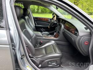 Grey Jaguar XJR 2004 in Riga, with an engine capacity of 4.20 L and mileage of 235 thousand km for 15900 €, photo 20 on AUTOMOTO.COM.LV