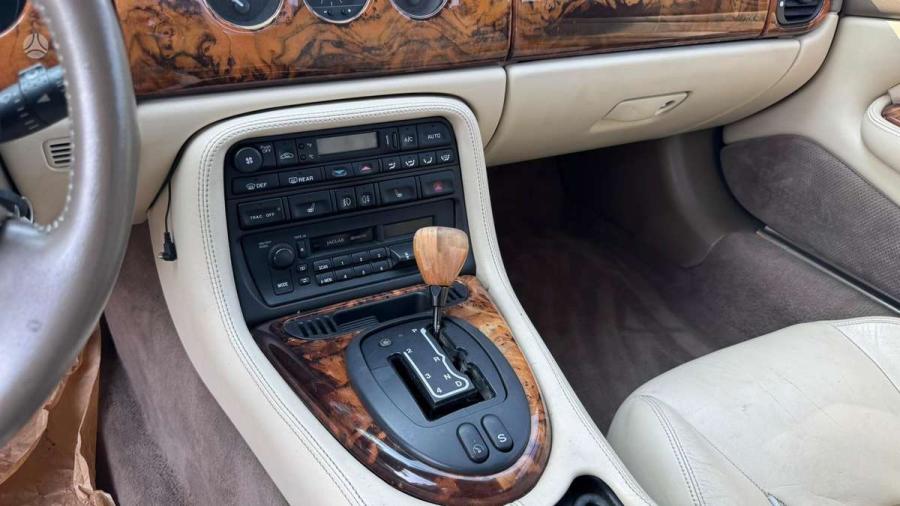 Черный Ягуар XK 8 1997 в Укмерге, объемом двигателя 4.00 л и пробегом 178 тыс. км за 5450 €, фото 12 на AUTOMOTO.COM.LV