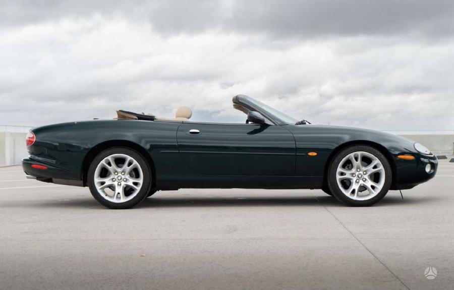 Green Jaguar XK 8 2003 in Vilnius, with an engine capacity of 4.20 L and mileage of 105 thousand km for 12500 €, photo 10 on AUTOMOTO.COM.LV