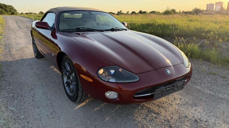 Красный Ягуар XK 8 2001 в Клайпеда, объемом двигателя 4.00 л и пробегом 146 тыс. км за 10700 €, фото 1 на AUTOMOTO.COM.LV