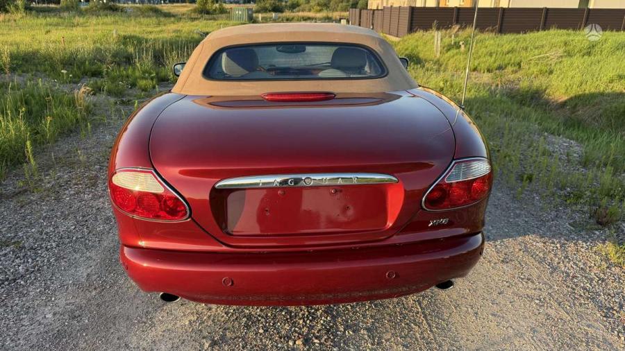 Красный Ягуар XK 8 2001 в Клайпеда, объемом двигателя 4.00 л и пробегом 146 тыс. км за 10700 €, фото 4 на AUTOMOTO.COM.LV
