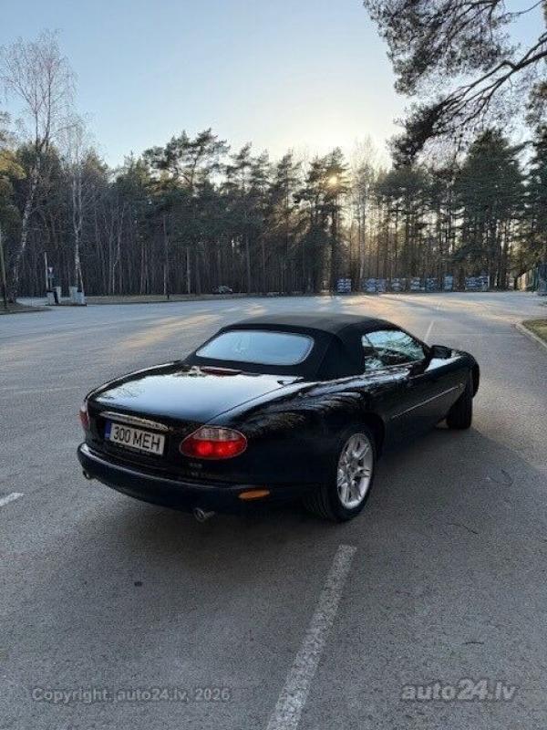 Melns Jaguar XK 2001 Tallina, ar dzinēja tilpumu 4.00 L un nobraukumu 115 tūkst. km par 14500 €, foto 4 vietnē AUTOMOTO.COM.LV
