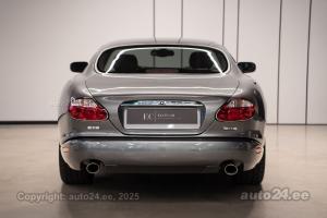 Pelēks Jaguar XK 2005 Tallina, ar dzinēja tilpumu 4.20 L un nobraukumu 57 tūkst. km par 28900 €, foto 7 vietnē AUTOMOTO.COM.LV