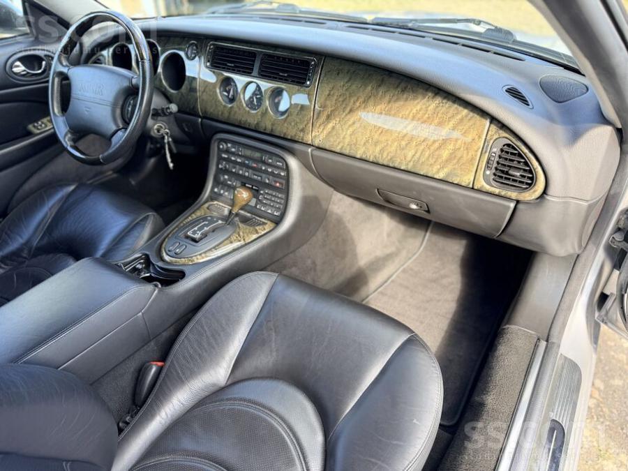 Grey Jaguar XKR 2001 in Riga, with an engine capacity of 4.00 L and mileage of 144 thousand km for 13995 €, photo 16 on AUTOMOTO.COM.LV