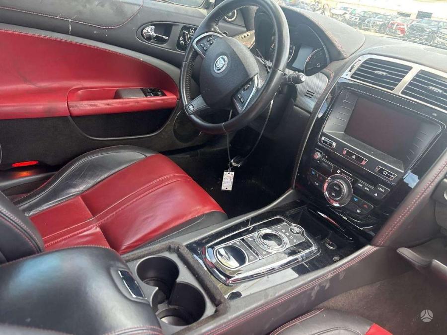 White Jaguar XKR 2013 in Kaunas, with an engine capacity of 5.00 L and mileage of 207 thousand km for 12900 €, photo 7 on AUTOMOTO.COM.LV
