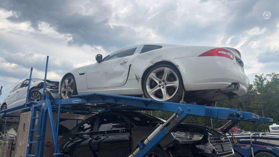 White Jaguar XKR 2013 in Kaunas, with an engine capacity of 5.00 L and mileage of 207 thousand km for 12900 €, photo 9 on AUTOMOTO.COM.LV