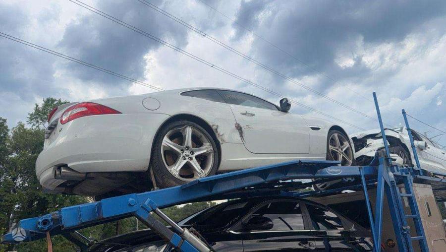 White Jaguar XKR 2013 in Kaunas, with an engine capacity of 5.00 L and mileage of 207 thousand km for 12900 €, photo 12 on AUTOMOTO.COM.LV